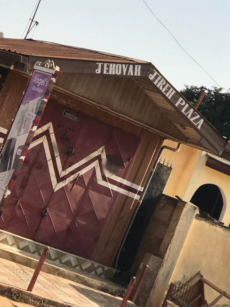 Giyim mağazası Jehovah Jireh plaza, Akra, foto