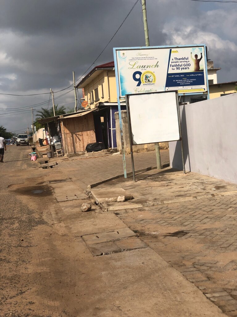 Protestan kilisesi St. Michael And All Angels Church, Akra, foto