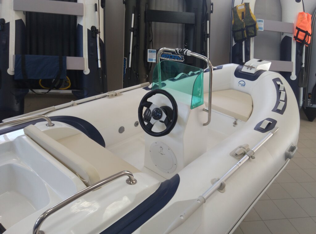 Tekne, kayık, yat GlobalDrive, Astrahan, foto