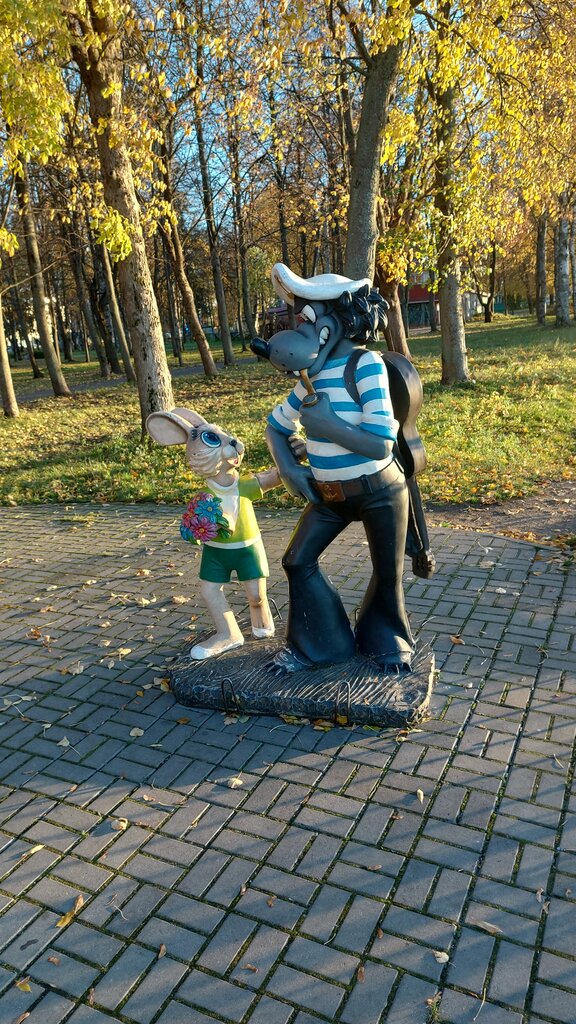 Park, sokak heykeli Заяц, Kirovsk, foto