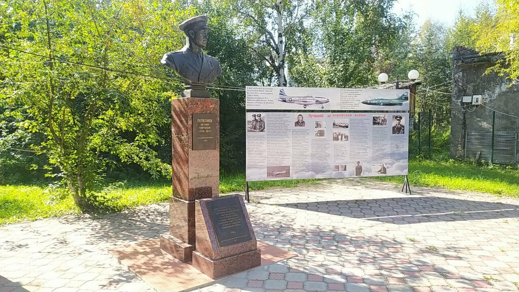 Anıt, heykel Бюст Герою Советского Союза Е. Г. Пепеляеву, Bodaybo, foto