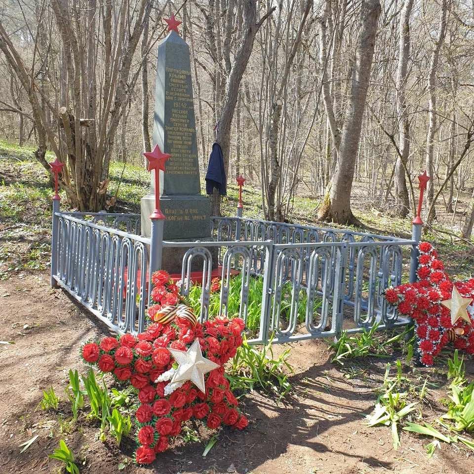 Anıt, heykel Братская могила партизан, Kırım Cumhuriyeti, foto