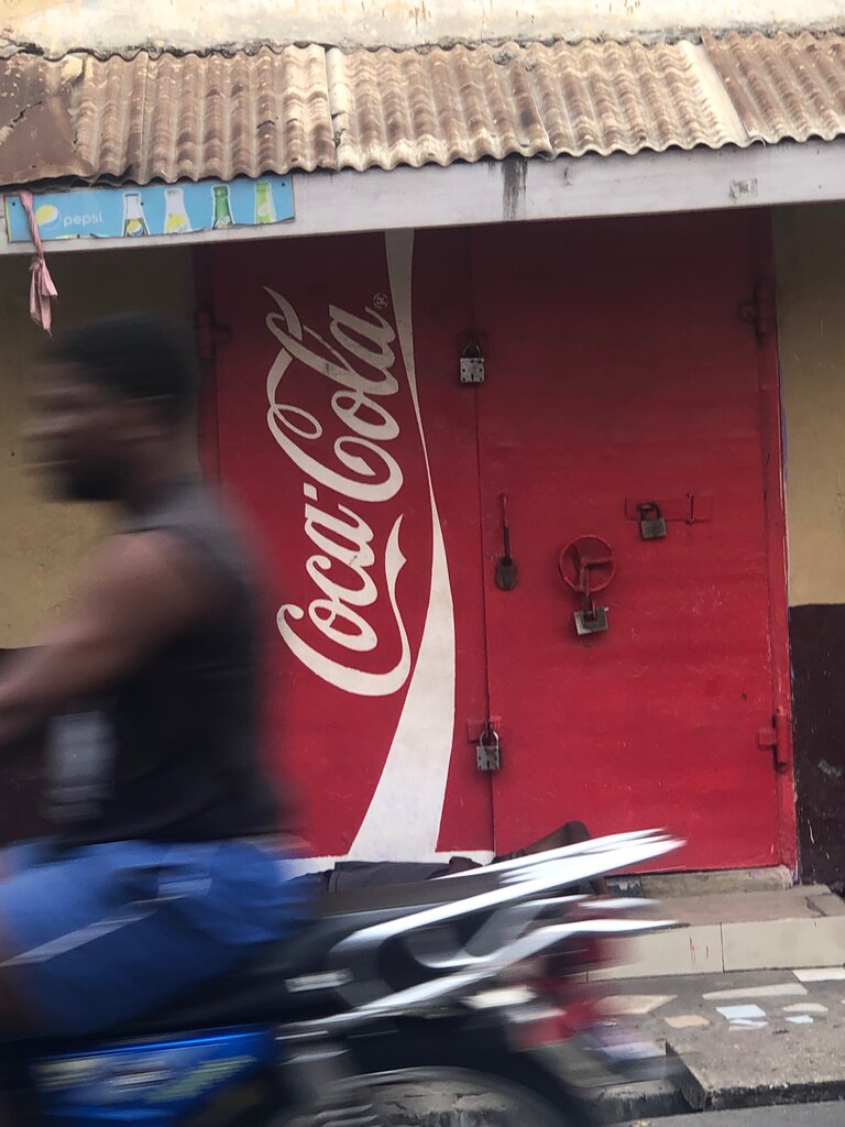Su satışı Coca Cola Agent, Akra, foto
