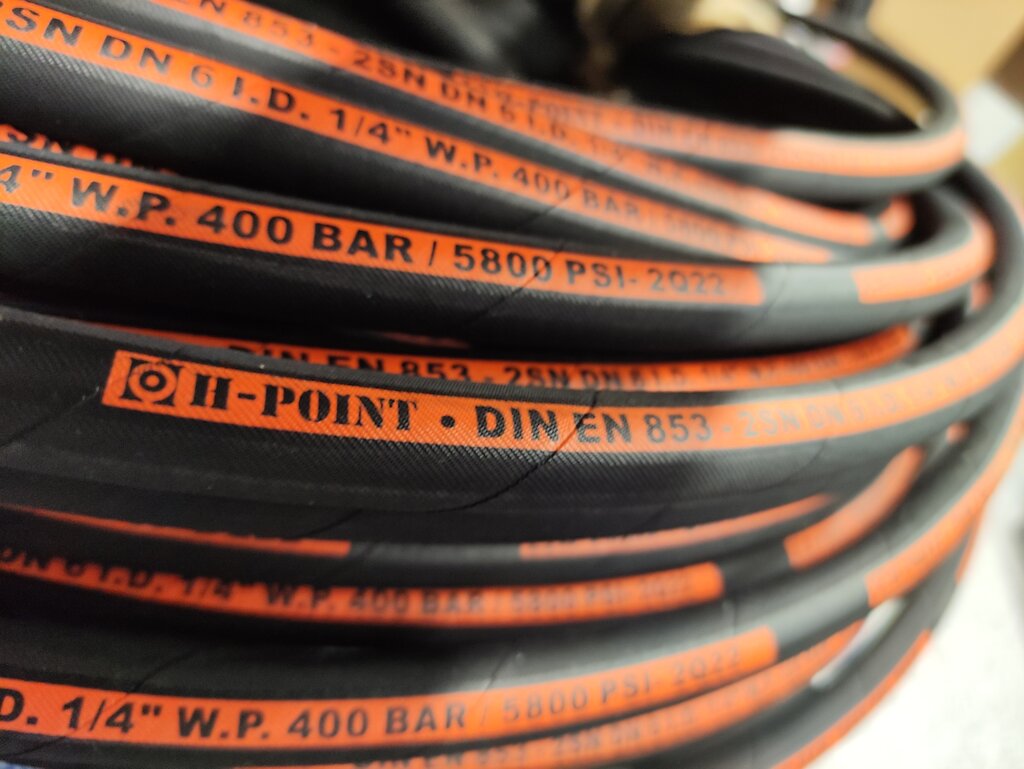 Kollar ve hortumlar H-point, Novosibirsk, foto