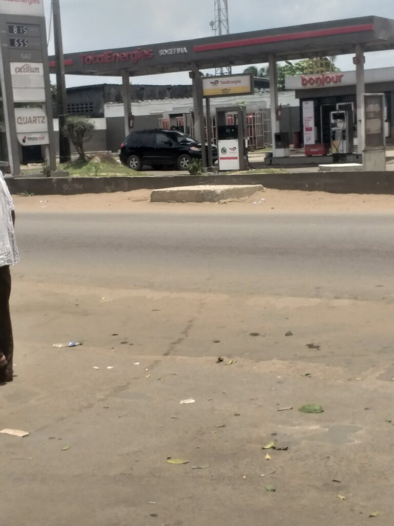 Benzin istasyonu Total, Abican, foto