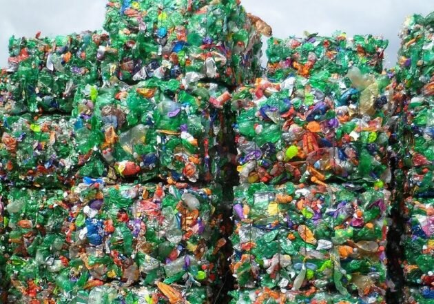 Geri dönüşüm maddeleri Ecopost, Izhevsk, foto