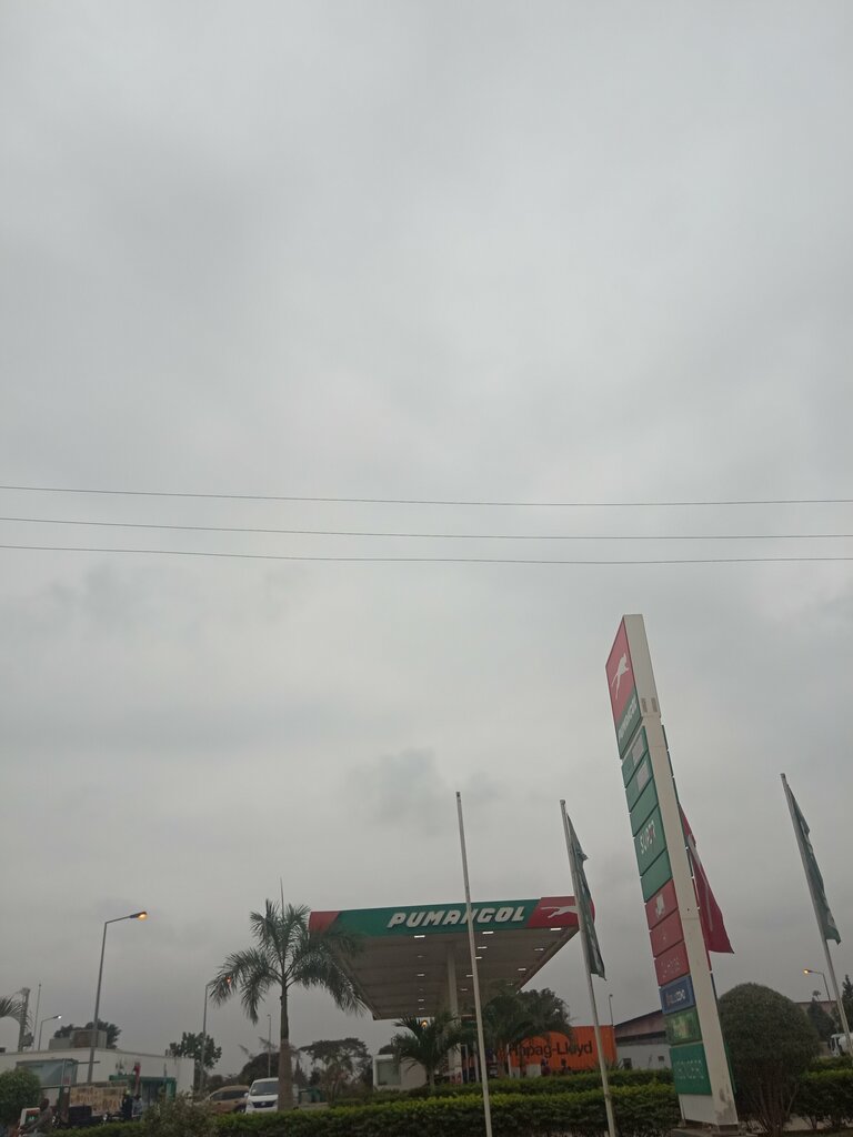 Benzin istasyonu Bombas da Pumangol, Loanda, foto