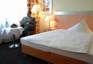 Hotel Central (Karolinenstraße No:6, Ludwigshafen am Rhein), otel  Frankenthal'dan