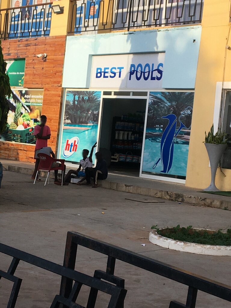 Banyo ve klozet mağazaları Pinguins Piscinas, Loanda, foto