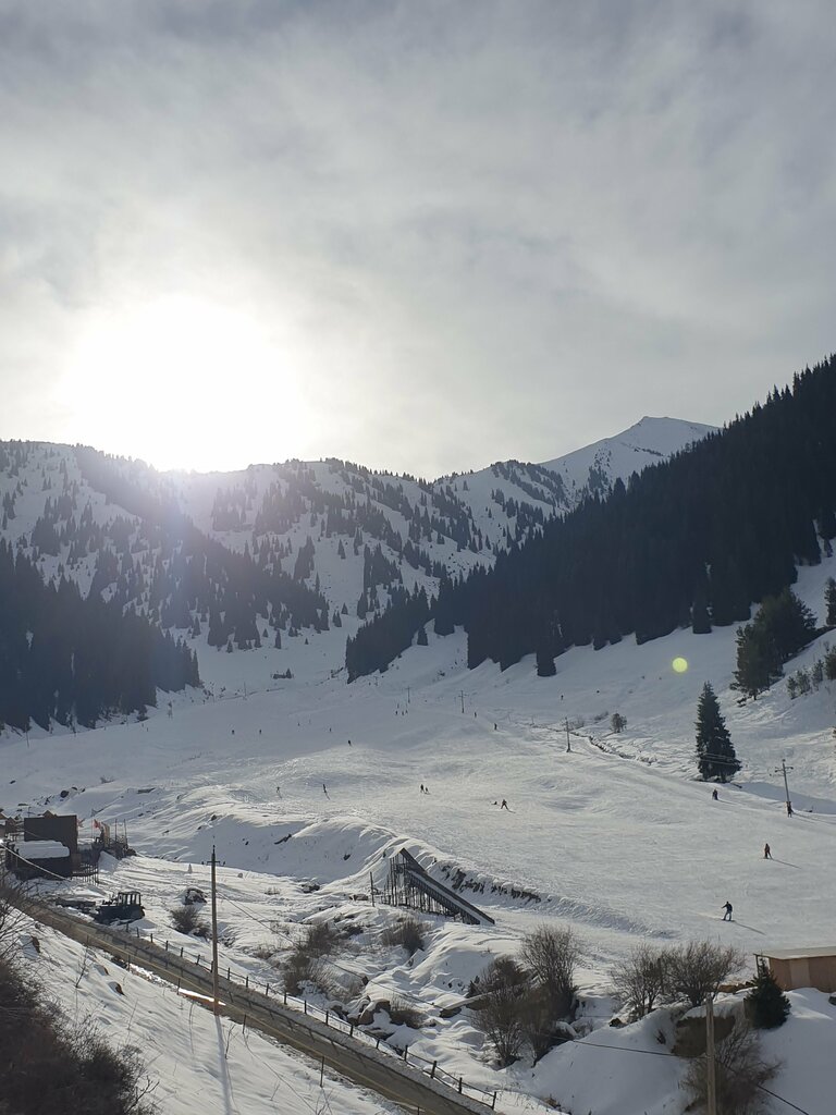 Kayak merkezi Pioneer Mountain Resort, Almatı eyaleti, foto
