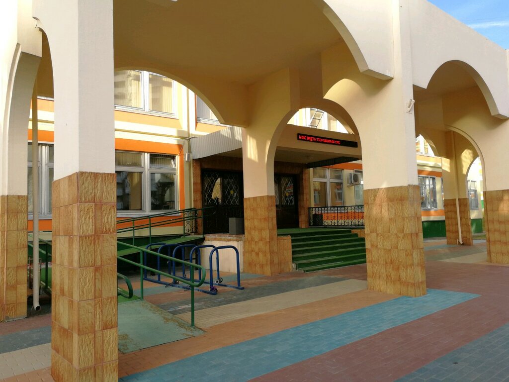 Bisiklet park yerleri Velosipednaya parkovka № 33037 Shkola № 1995, Moskova, foto