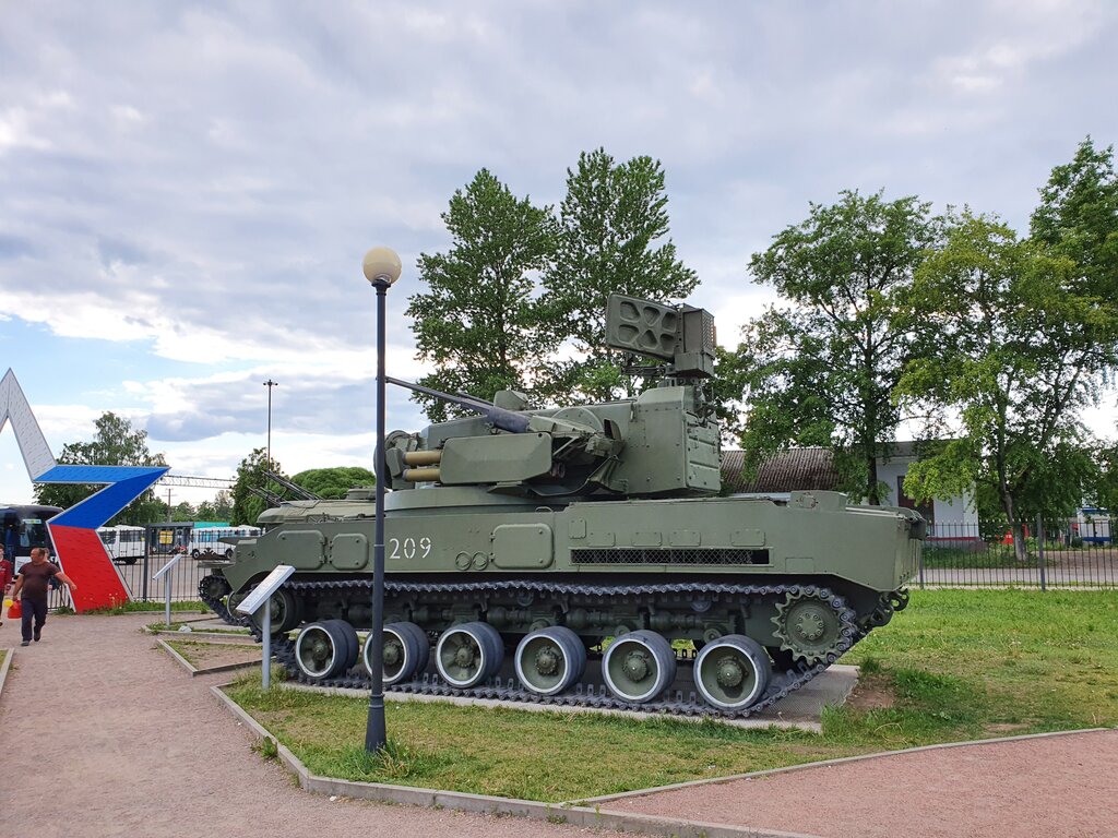 Teknoloji anıtı Зенитный ракетно-пушечный комплекс Тунгуска, Luga, foto