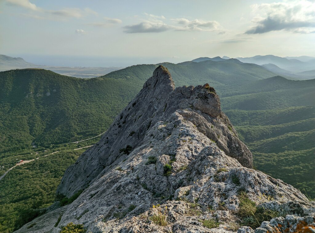 Dağ zirvesi Mount Parsuk-Kaya, Kırım Cumhuriyeti, foto