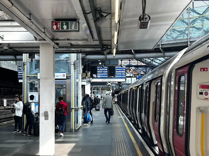 Metro istasyonu Earl's Court underground station, Londra, foto
