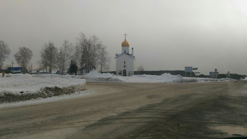 Şapel, haç anıtı Chapel Soshestviya Dukha Svyatogo v Tayge, Tayga, foto