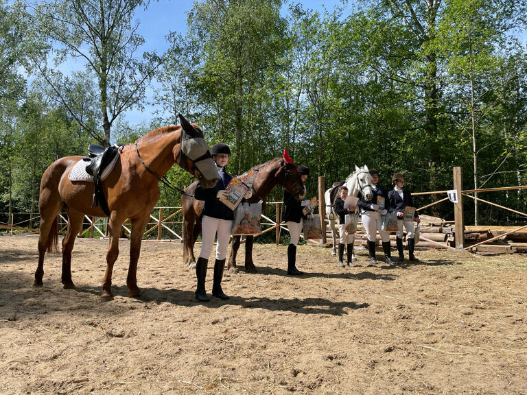 At ve binicilik kulüpleri В гостях у Килимонджаро, Saint‑Petersburg ve Leningradskaya oblastı, foto
