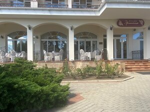 Alye Parusa (проспект Айвазовского No:47Б), restoran  Feodosya'dan (Kefe'den)
