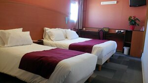 Kyriad Direct Orleans Nord - Cap Saran (Centre-Val de Loire, Loiret, Arrondissement d'Orléans, Ingré, Route Nationale, 20), otel