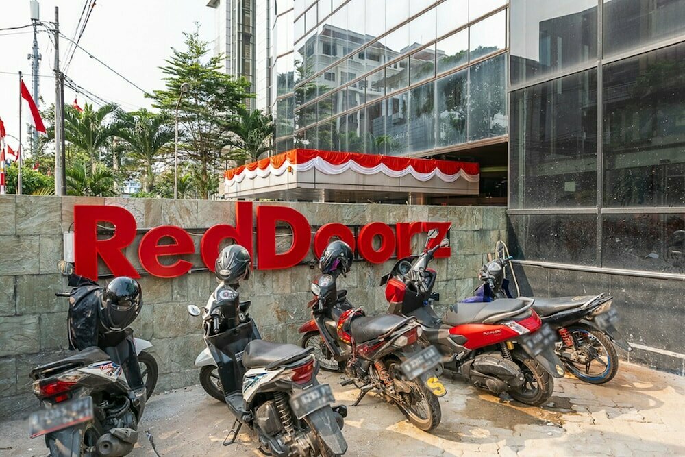 Otel RedDoorz Plus near Taman Ismail Marzuki, Cakarta, foto