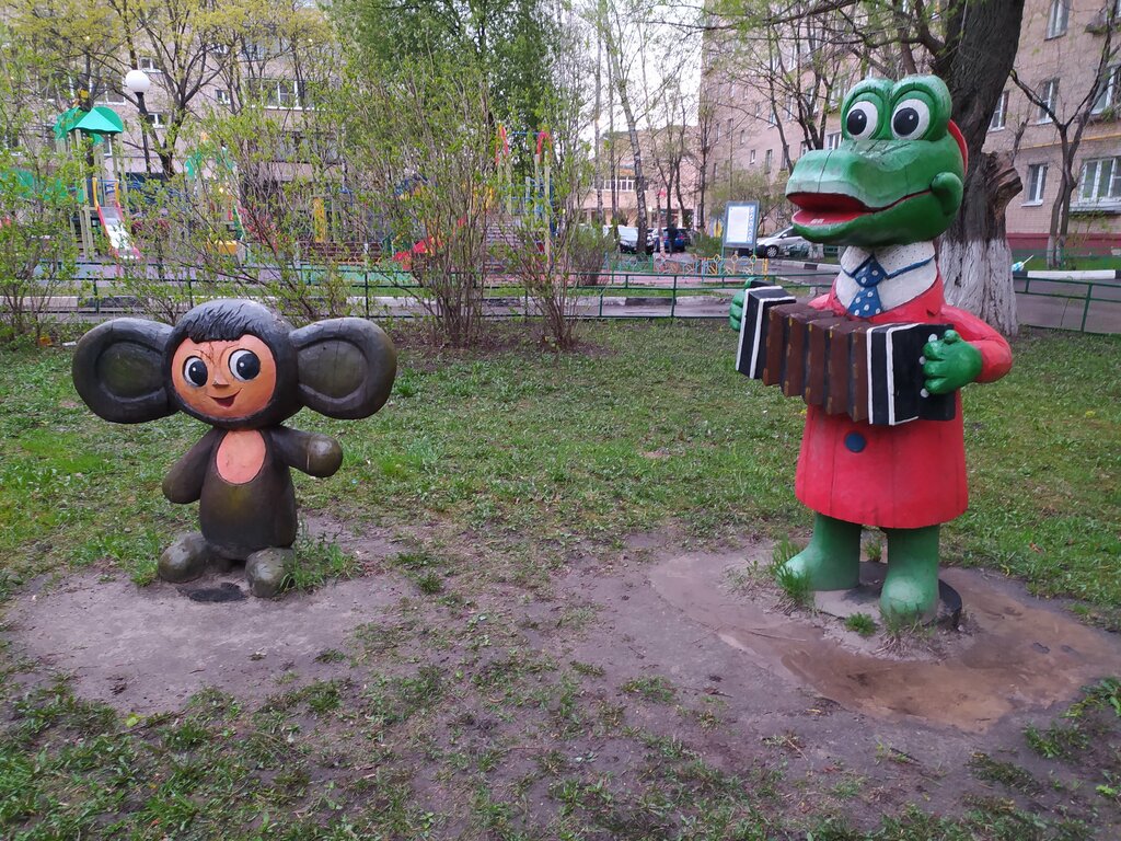 Park, sokak heykeli Крокодил Гена и Чебурашка, Balaşiha, foto