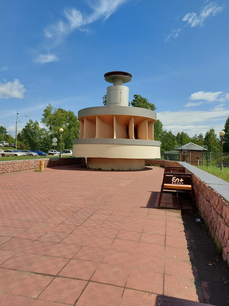 Teknoloji anıtı Рабочее колесо турбины Братской ГЭС, Bratsk, foto