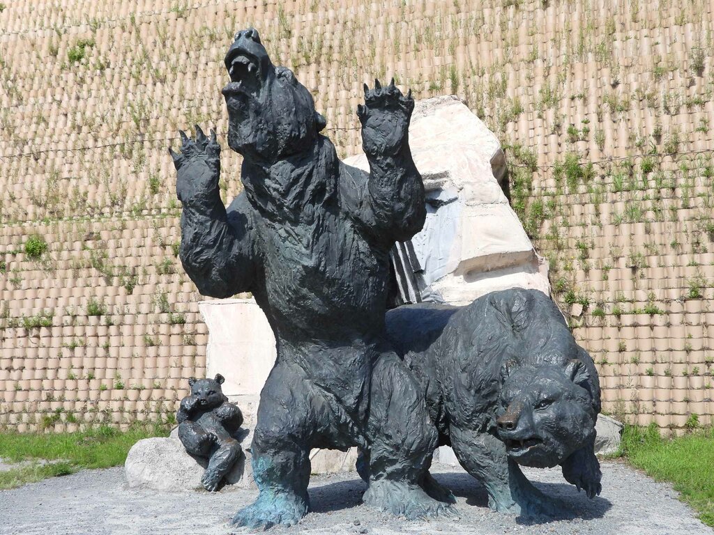 Park, sokak heykeli Пещерные медведи, Hantı‑Mansi, foto