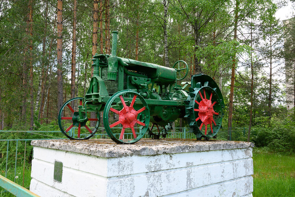 Teknoloji anıtı Трактор Универсал-2, Luga, foto