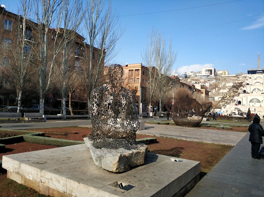 Park, sokak heykeli Человек из букв, Erivan, foto