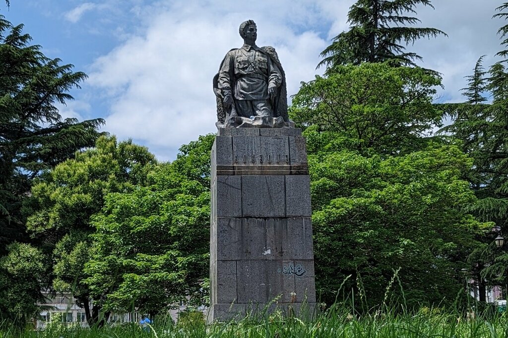 Anıt, heykel Monument to Vasili Kikvidze, Kutaisi, foto