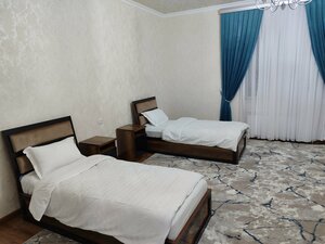 Гостиница (Yakkatut koʻchasi No:27), otel  Cizzak'tan