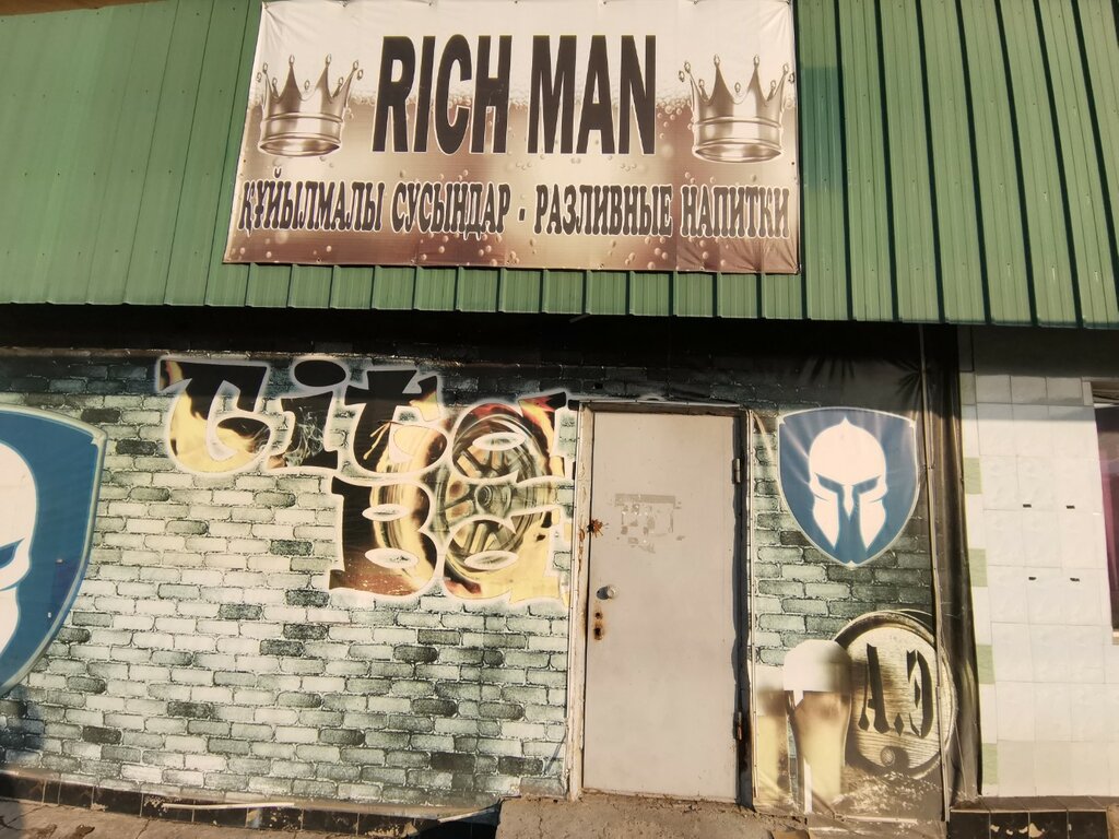 Bira dükkanı Rich man, Almatı, foto
