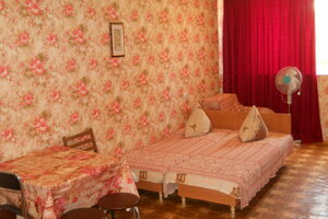 Gostevoi dom U Valery (Школьная улица No:1, село Рыбачье), otel  Kırım Cumhuriyeti'nden
