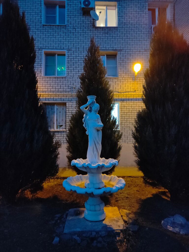 Park, sokak heykeli Девушка с кувшином, Volgograd, foto