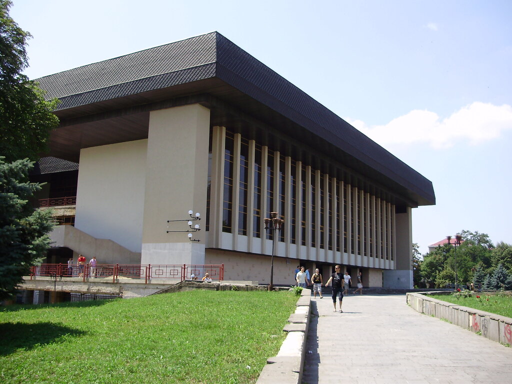 Tiyatrolar Zakarpatsky oblastnoy Gosudarstvenny Ukrainsky muzykalno-dramatichesky teatr, Ujgorod, foto