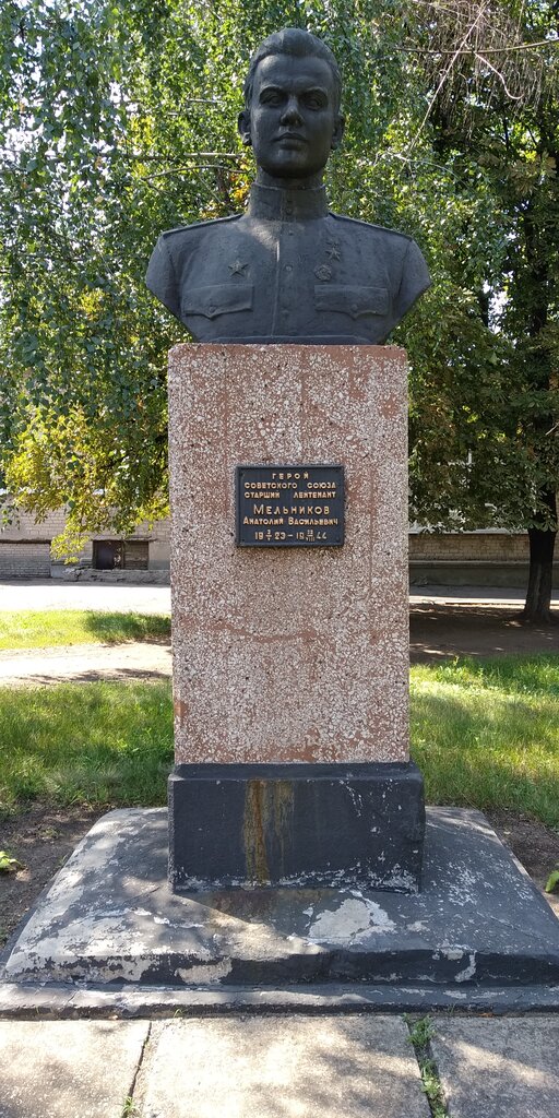 Anıt, heykel А.В. Мельников, Debaltsevo, foto
