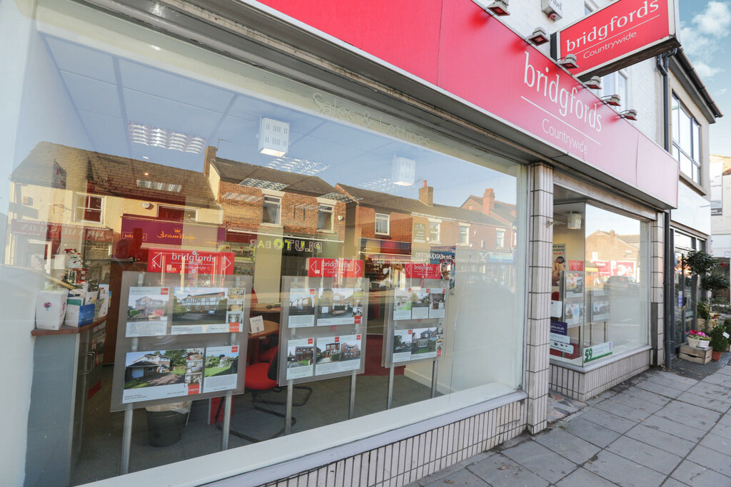 Arazi dizisi Bridgfords Sales and Letting Agents Hazel Grove, İngiltere, foto