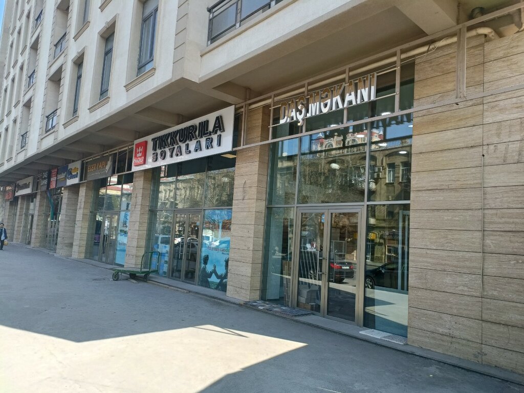 Boya ve cila malzemeleri üretim ve satış yerleri Tikkurila Boyalari, Bakü, foto
