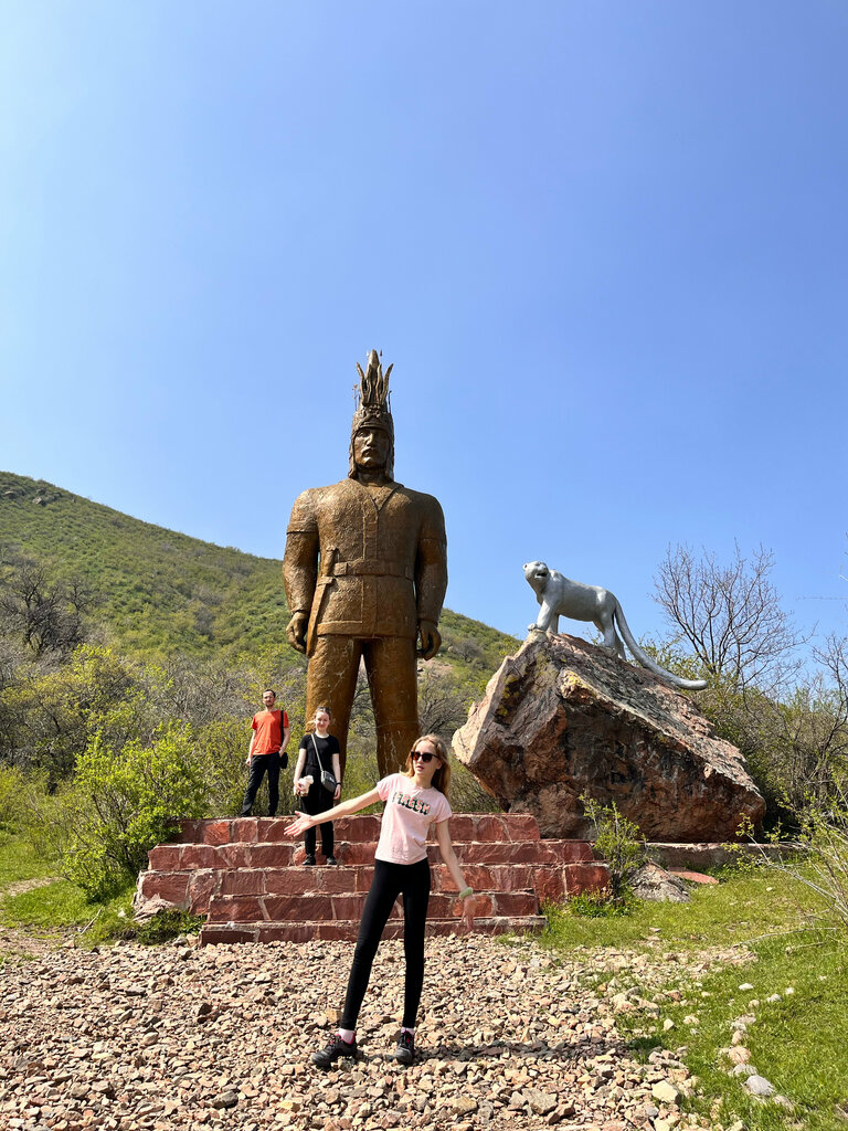Park, sokak heykeli Altyn Zhaugir, Almatı eyaleti, foto