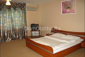 Izumrud (Malokamiana vulytsia No:10), otel  Ujgorod'dan