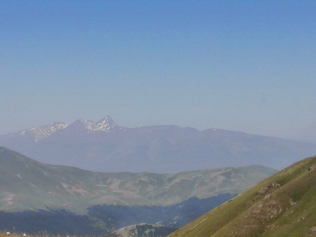 Dağ zirvesi Tsaghkunyac, Kotayk, foto