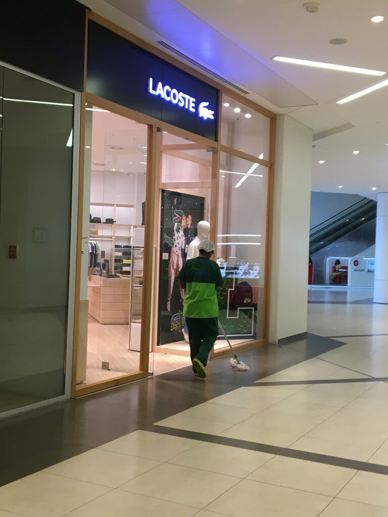 Giyim mağazası Lacoste Fortaleza Shopping, Loanda, foto