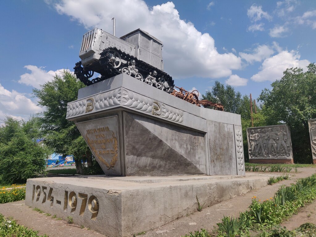 Teknoloji anıtı Трактор ДТ-54, Omskaya oblastı, foto