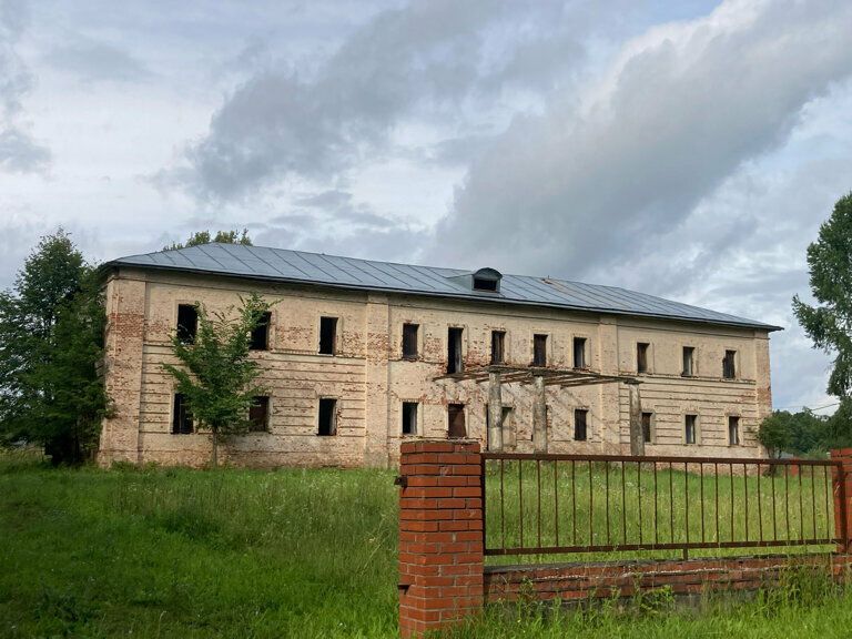 Turistik yerler Руины нового барского дома, Kalujskaya oblastı, foto