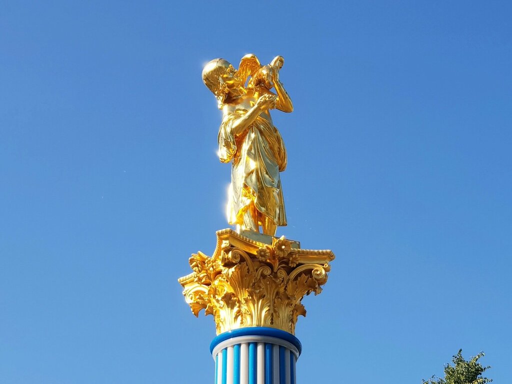 Park, sokak heykeli Девочка с попугаем, Peterhof, foto