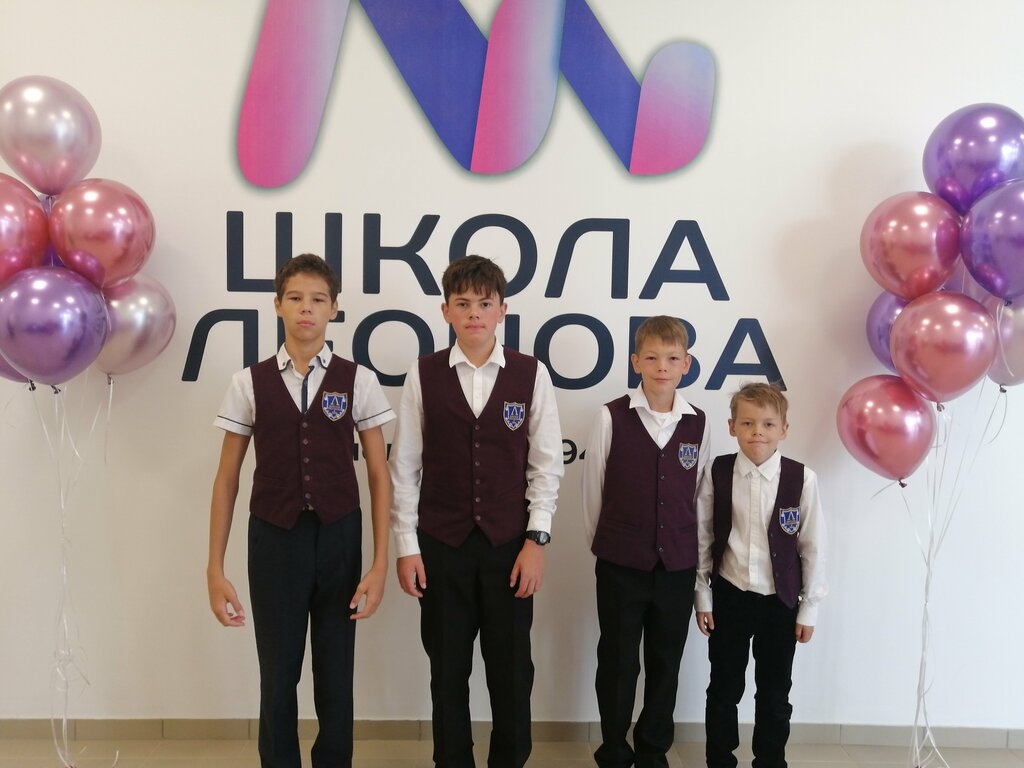 Özel okul Negosudarstvennoye obshcheobrazovatelnoye uchrezhdeniye Srednyaya obshcheobrazovatelnaya shkola Leonova, Irkutsk, foto
