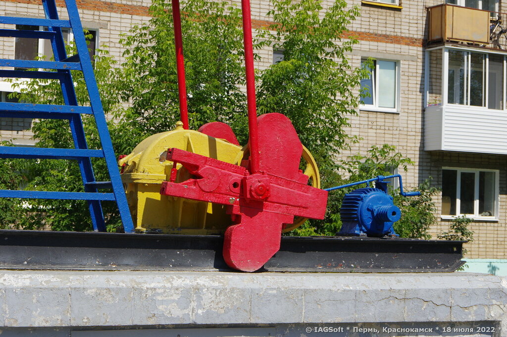 Anıt, heykel Первооткрывателям Прикамской нефти, Krasnokamsk, foto