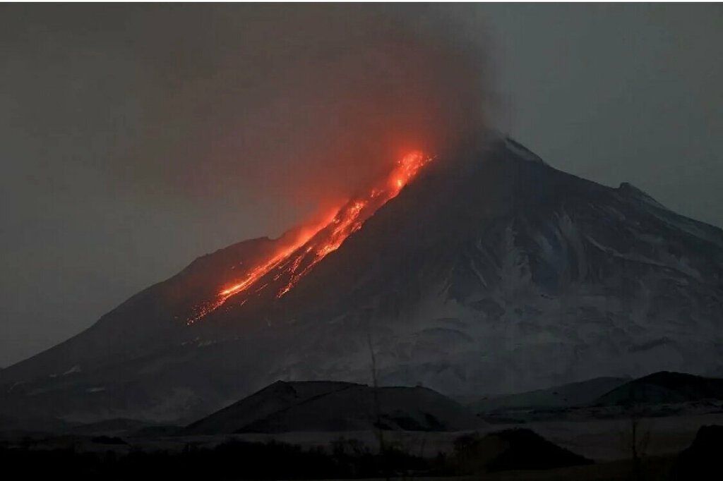 Volkan Вулкан Чёрного 624 м, Sahalin Bölgesi, foto