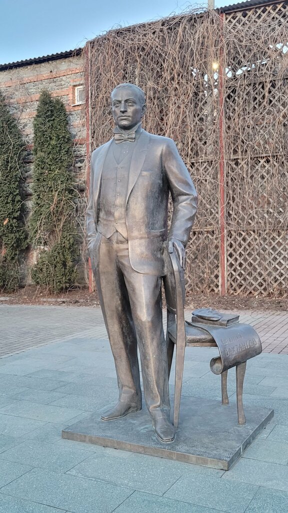 Anıt, heykel E.B. Vakhtangov, Vladikavkaz, foto