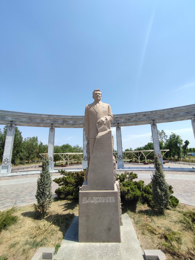 Anıt, heykel D. A. Kunaev's, Kapşağay (Kapçagay), foto
