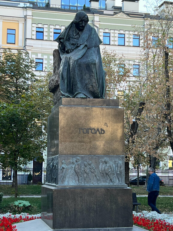 Anıt, heykel Николай Васильевич Гоголь, Moskova, foto